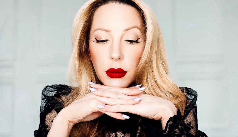 Beth Harmon Makeup and How to do The Perfect Winged Eyeliner: The Queen ...